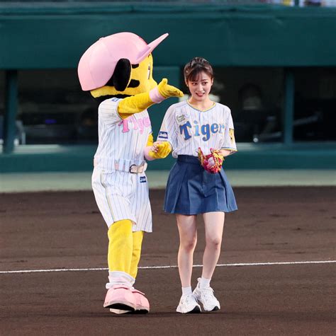 【阪神】nmb川上千尋がワンバン始球式「悔しい。マイナス10点」ボールは中日岡林の背中方向へ プロ野球写真ニュース 日刊スポーツ