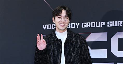 이석훈 부드럽게 인사 포토엔hd