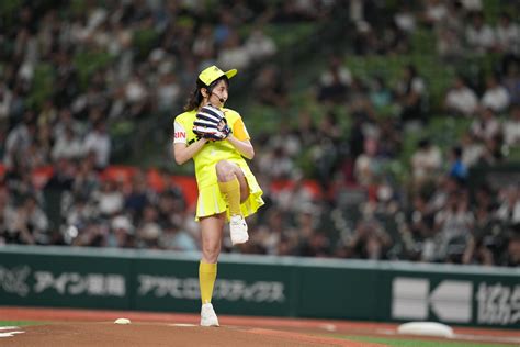 元ske48メンバーの惣田紗莉渚さんがビールの売り子のミニスカ姿で美しいフォームの始球式 本格スポーツ議論ニュースサイト「ronspo」