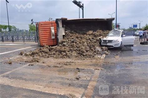 小车违规闯红灯 超载渣土车侧翻埋了小车