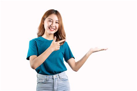 하얀 배경에 고립 된 복사 공간으로 다양한 손 제스처를 만드는 아름다운 아시아 여성 가리키기에 대한 스톡 사진 및 기타 이미지
