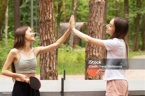 탁구 선수 하이 파이브 탁구 토너먼트 화창한 여름날 자연에서 공원에서 십대 야외 스포츠 18 19세에 대한 스톡 사진 및 기타 이미지 18 19세 20 24세 2명