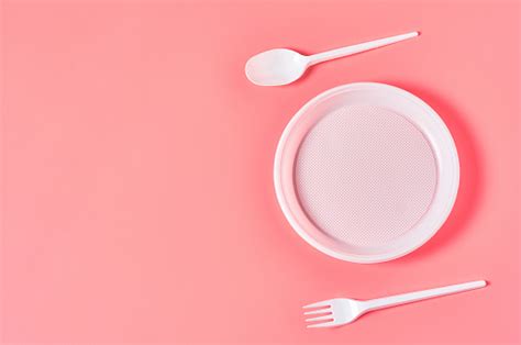 분홍색 배경에 흩어져있는 일회용 플라스틱 기구 환경 생태 피크닉 파티 및 기타 이벤트에 대한 레크리에이션의 개념 공간을 복사합니다 맨 위 보기 0명에 대한 스톡 사진 및