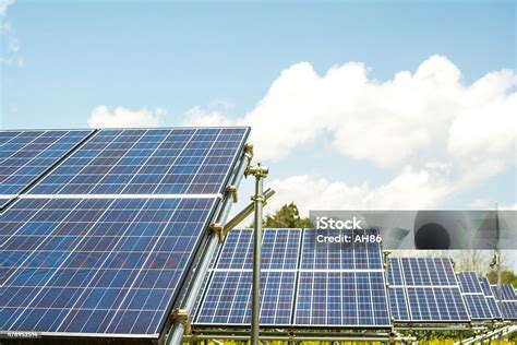 Sistem Panel Surya Foto Stok Unduh Gambar Sekarang Atap Awan