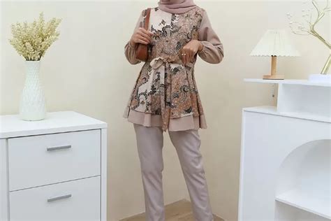 Tampil Elegan Dengan 3 Model Baju Batik Kerja Perempuan Berhijab Kobaran