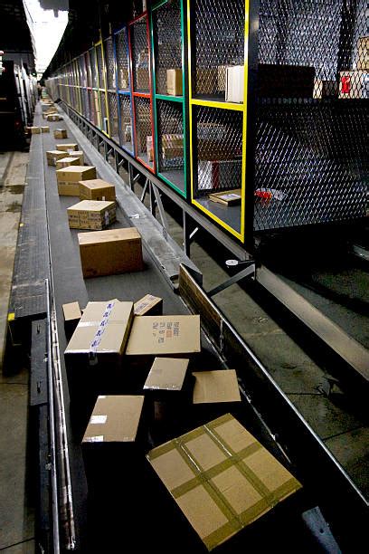 Ups Sorting Facility Handles Holiday Packages Photos And Images Getty