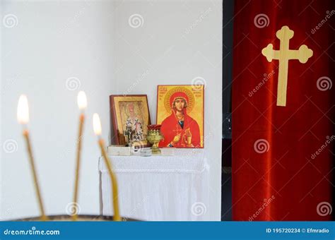 东正教圣象前的蜡烛 寺院里燃烧的蜡烛和图标 基督教宗教 圣坛 库存照片 图片 包括有 庆祝 两性体 195720234