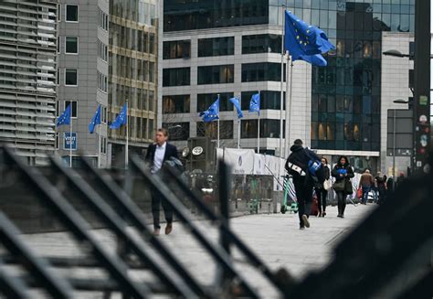 Euractiv ЕС не собирается снимать санкции с РФ до июля Коммерсантъ