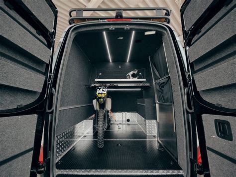 Fourgon aménagé X Crossvan à la déco improbable signée Palmowski Van Life Magazine