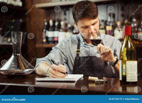 Mannelijke Meer Sommelier Proevende Rode Wijn En Het Maken Van Notas
