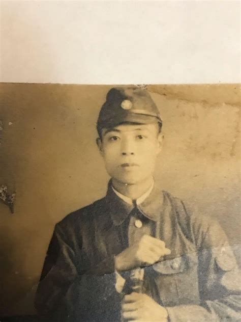 日治台灣志願兵沙龍照及他的二戰鋁製軍用水壺，水壺底部有愛打印「昭一八」即1943年，二件一標。 Yahoo奇摩拍賣