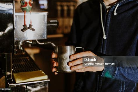 카페에서 라떼 아트를 만들기 위해 커피 머신으로 주전자에 우유를 찐 바리스타 기계류에 대한 스톡 사진 및 기타 이미지 기계류 기포 음료 라떼 Istock