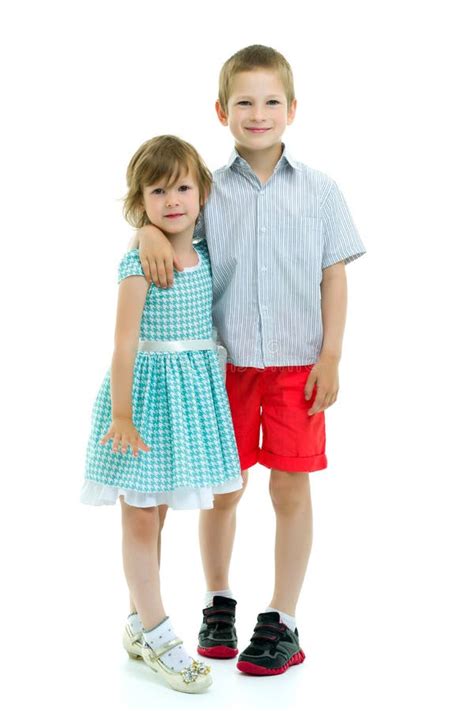 Irmão E Irmã Garoto E Garota Posando No Estúdio Friendshi Imagem De