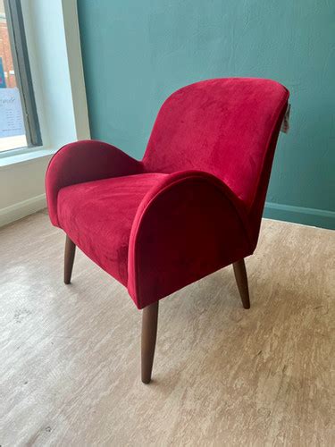 Swoon Ellington Ruby Red Showy