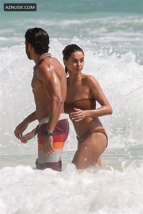 Shibani Dandekar Sexy With Farhan Akhtar As They Play In The Shores Of