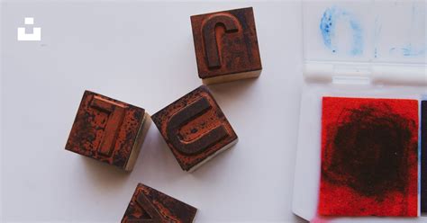 흰색 세라믹 접시에 갈색 나무 큐브 사진 Unsplash의 무료 회색 이미지