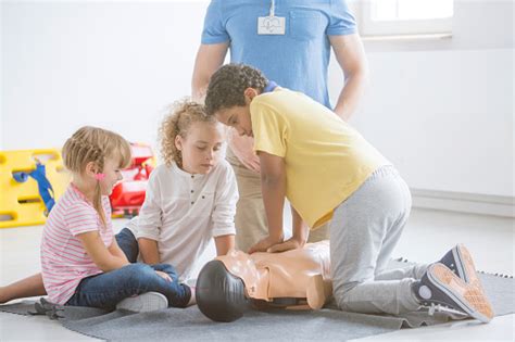 마네킹의 가슴을 눌러 아프리카계 미국인 소년 Cpr 마네킹에 대한 스톡 사진 및 기타 이미지 Cpr 마네킹 강사 건강