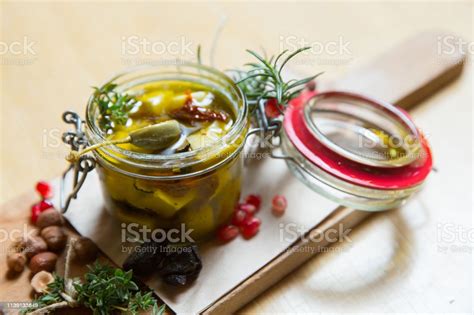 유리 항아리에 올리브 오일에 신선한 허브와 향신료와 토마토와 치즈를 햇볕에 말린 것입니다 건강한 생활방식에 대한 스톡 사진 및