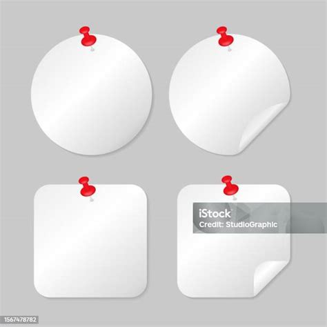 모서리가 말려 있고 빨간 핀으로 고정된 다양한 흰색 스티커 모음으로 메시지를 받을 준비가 되어 있습니다 흰색 배경에 격리되어 있습니다 랩 정면도 위에서 볼 수 있습니다 닫다