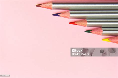파스텔 핑크 배경에 색연필 트렌드 색상 패턴은색 코팅 멀티 컬러 나무 연필 갈색에 대한 스톡 사진 및 기타 이미지 갈색