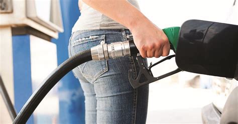 Енергийни експерти пред “Труд News” Кабинетът „Денков Габриел“ изпусна цените на горивата