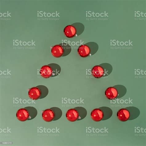 녹색 배경에 빨간색 크리스마스 Baubles로 만든 삼각형 프레임 최소한의 새해 개념 크리에이티브 카피 공간 홀리데이 플랫 레이