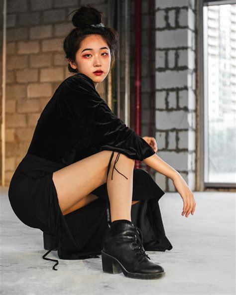 Foto Mujer Con Vestido Negro Sentada En El Suelo Imagen Dubai