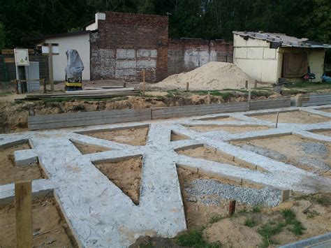 Budowa domu Przygotowania do zbrojenia ław fundamentowych