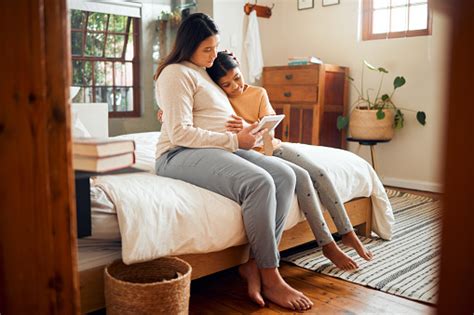 임신한 엄마 태블릿 그리고 침실에서 만화 스트리밍 또는 지식 개발로 유대감을 형성하는 소녀 어린이 앱 행복한 엄마와 집에서