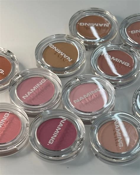 제주메이크업 유난히아름다운오늘 네이밍에서 선물 받은 플러피 파우더 블러쉬에요🫶 색상이 무려 11종류로 피부톤에 맞춰 여러가지 색감을 표현해줄수 있어요🤍 땀과 피지를