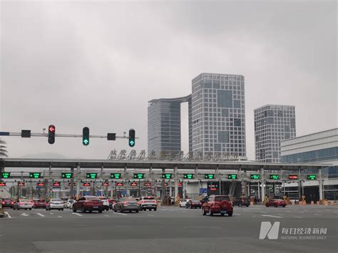 “需要申报免税物品的旅客，请做好下车准备” ｜ 记者实地探访横琴封关首日澳门合作区二线