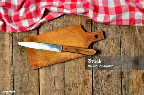 나무 절단 보드 및 나무 테이블 배경에 빨간색 체크 무늬 식탁보 상위 프레임에 칼 냅킨에 대한 스톡 사진 및 기타 이미지 냅킨 레스토랑 리넨 Istock