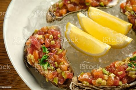 어두운 빵에 샐러드와 마늘 토스트를 곁들인 쇠고기 타르타르 0명에 대한 스톡 사진 및 기타 이미지 0명 고기 골파