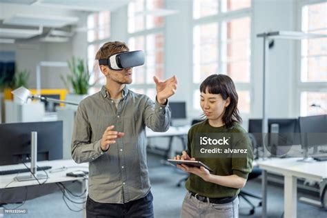 스타트업 시 가상 현실 응용 프로그램을 작업하는 비즈니스 팀 인공지능에 대한 스톡 사진 및 기타 이미지 인공지능 가상현실 가상현실 시뮬레이터 Istock