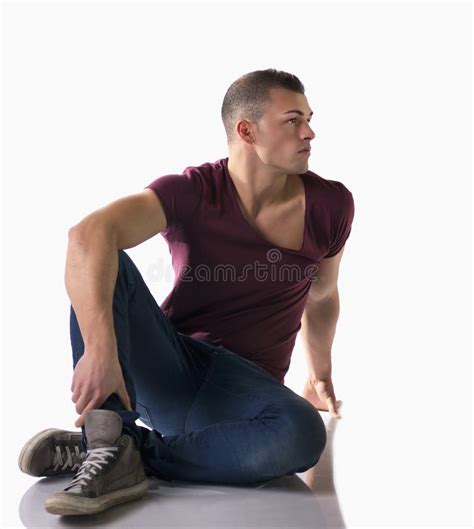 El Cuerpo Completo Tiró Del Hombre Joven Hermoso Que Se Sentaba En Piso