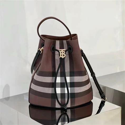 Burberry 80696551 小款 Tb 格紋水桶包 暗樺木棕色當季熱門新品 下單前請先詢問｜popchill 拍拍圈