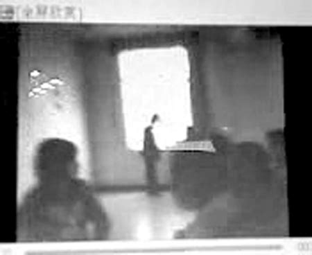教师课堂上体罚小学生视频被曝光 图 新闻中心 新浪网