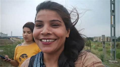 दोस्तो देखिए हम लोग बिङियो बनाने आये थे लङके पीछे पङ गये ईसी लिये हम