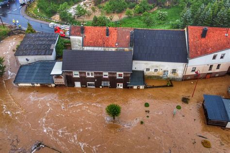 Starkregen Erdrutsche Überflutungen Unfälle Unwetter Wütete In