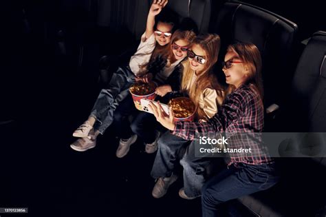 엔터테인먼트의 개념 영화관에 앉아 함께 영화를 보는 아이들의 그룹 10 11세에 대한 스톡 사진 및 기타 이미지 10 11세