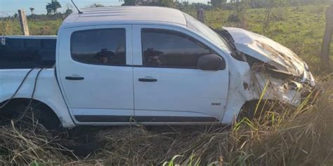 Passageiro fica ferido após pneu estourar e caminhonete bater em
