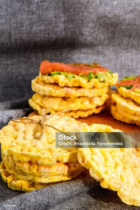 도마에 떡 연어 아보카도 향신료 글루텐 프리 빵 과카몰리에서 간식 떡에 대한 스톡 사진 및 기타 이미지 떡 건강한 생활방식