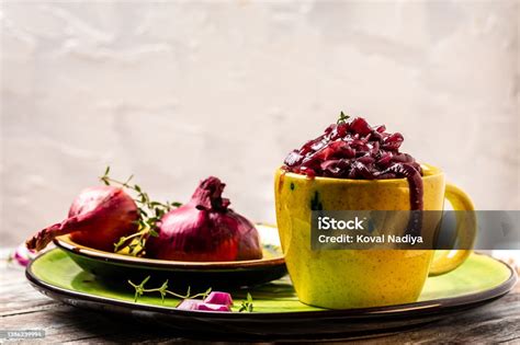 수제 Diy 천연 건강 붉은 양파 마멀레이드 잼 콩피 처트니 항아리 나무 배경에 야채 잼 프랑스 요리 배너 형식 Diy에 대한 스톡 사진 및 기타 이미지 Istock