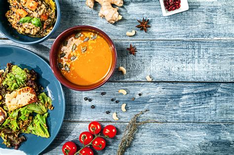 철저 한 채식 주의자 또는 채식주의 레스토랑 요리 최고 보기 파란색 배경에 샐러드 수프 향미료 쌀입니다 건강 한 음식입니다 0명에 대한 스톡 사진 및 기타 이미지 Istock