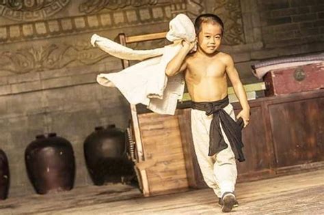 8岁小孩模仿李小龙练出六块腹肌，每天做300个俯卧撑，真的佩服！