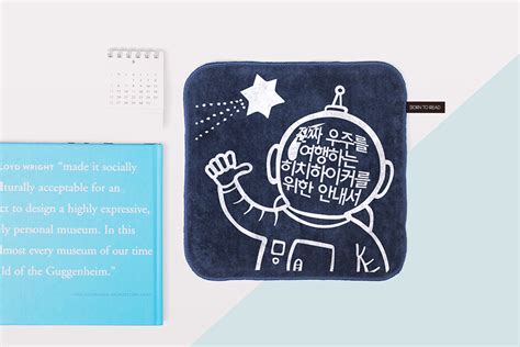 진짜 우주를 여행하는 히치하이커를 위한 안내서 핸드타월 Hyph N