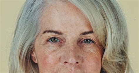 초상화 스킨 케어 자신감 있는 시니어 여성 베이지색 배경에 미소와 화장품 얼굴 모델 노인 미용 피부과 및 각질 치료로 스튜디오에서 웰빙을 위해 55 59세에 대한 스톡 사진