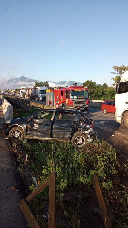 Acidente Entre Carro E Carreta Deixa Uma Pessoa Ferida Na Br 470 Em Indaial