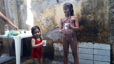 Banho no chuveiro a prima Júlia YouTube