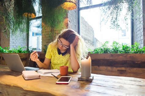 Netbook 귀여운 여자 성공적인 프리랜서 커피숍에 앉아있는 동안 랩톱 컴퓨터를 사용 하 여 작업 하는 젊은 여자 학생 금융에 대한 스톡 사진 및 기타 이미지 Istock